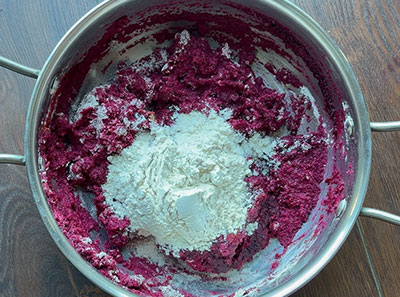Beetroot chapati recipe | How to make beetroot roti or paratha